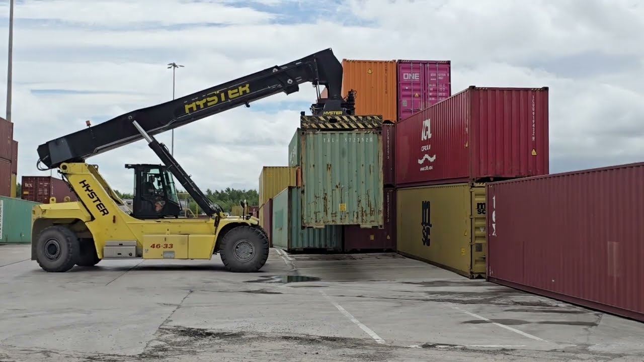 Herpa Liebherr Reachstacker LRS 645 "Liebherr" container stacker - YouTube