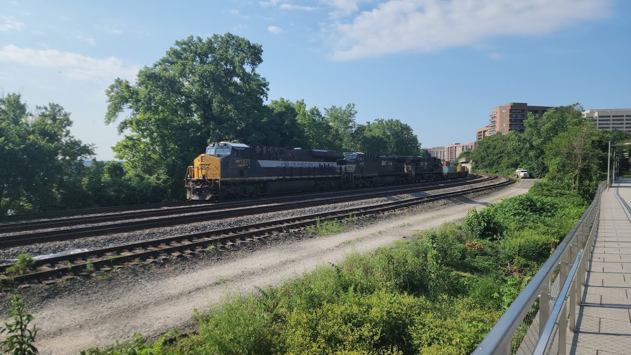 CSX 1871 and two Norfolk Southern units lead I135 plus Amtrak Train 67 ...