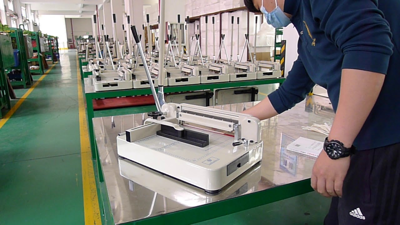 BW 868 A4/A3 Manual paper cutter - YouTube