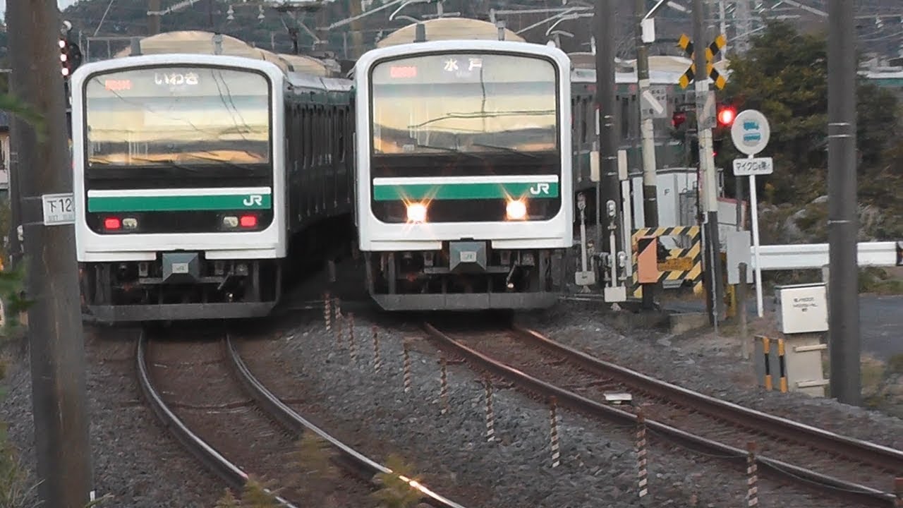 【E501系の日】 K703編成と704編成がすれ違う瞬間です。 - YouTube