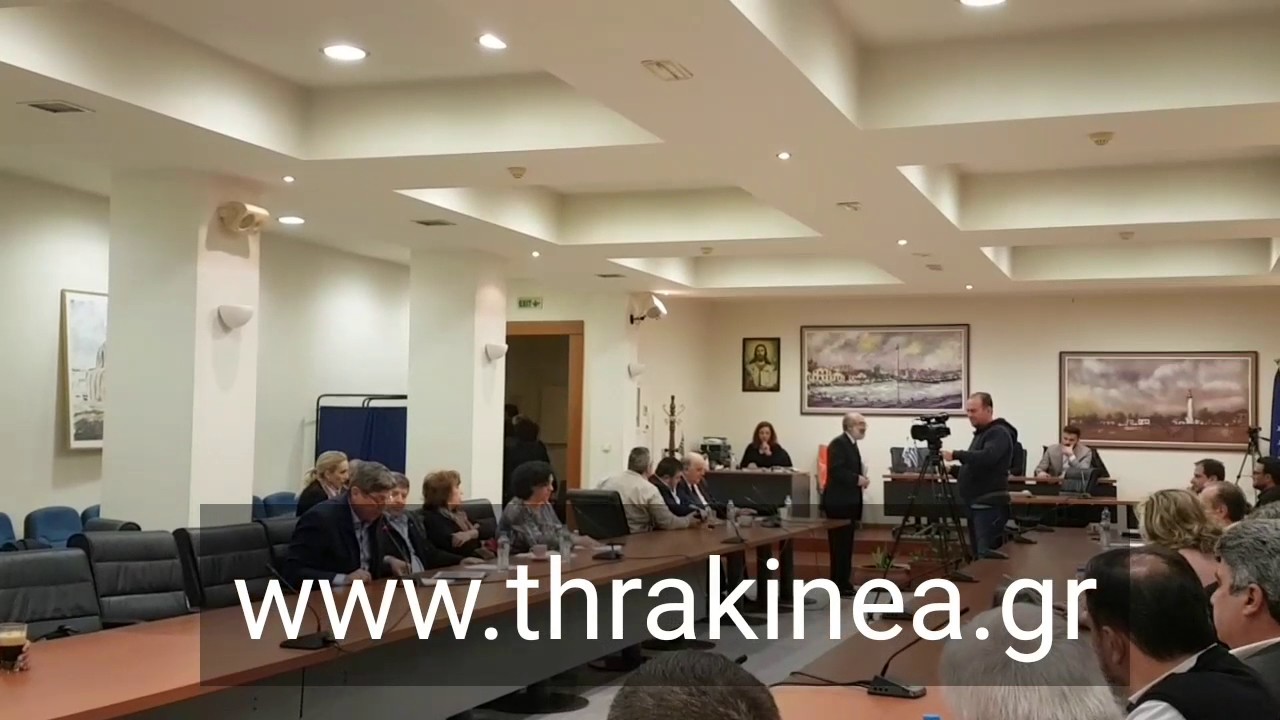 Η στιγμή που αποχωρούν δημοτικοί σύμβουλοι της Αλεξανδρούπολης - YouTube