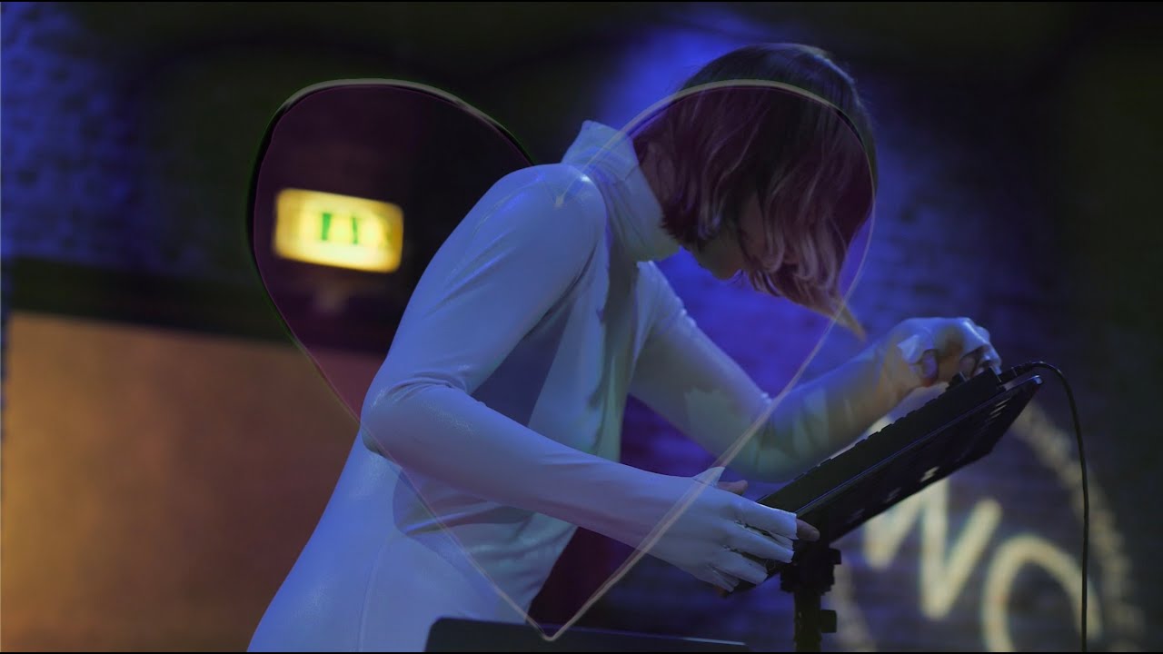 Clara Lissens - Squeaky Bones (live at Beursschouwburg café) - YouTube