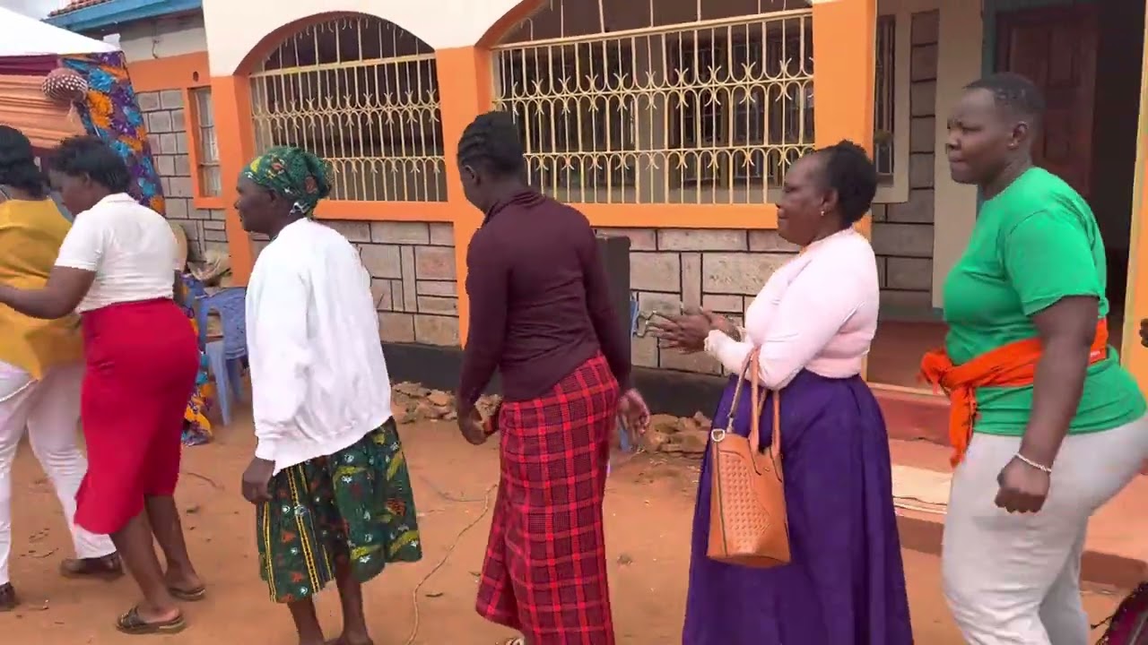 Kamba men and ladies dancing ikinya ya kwitu by Myello - YouTube