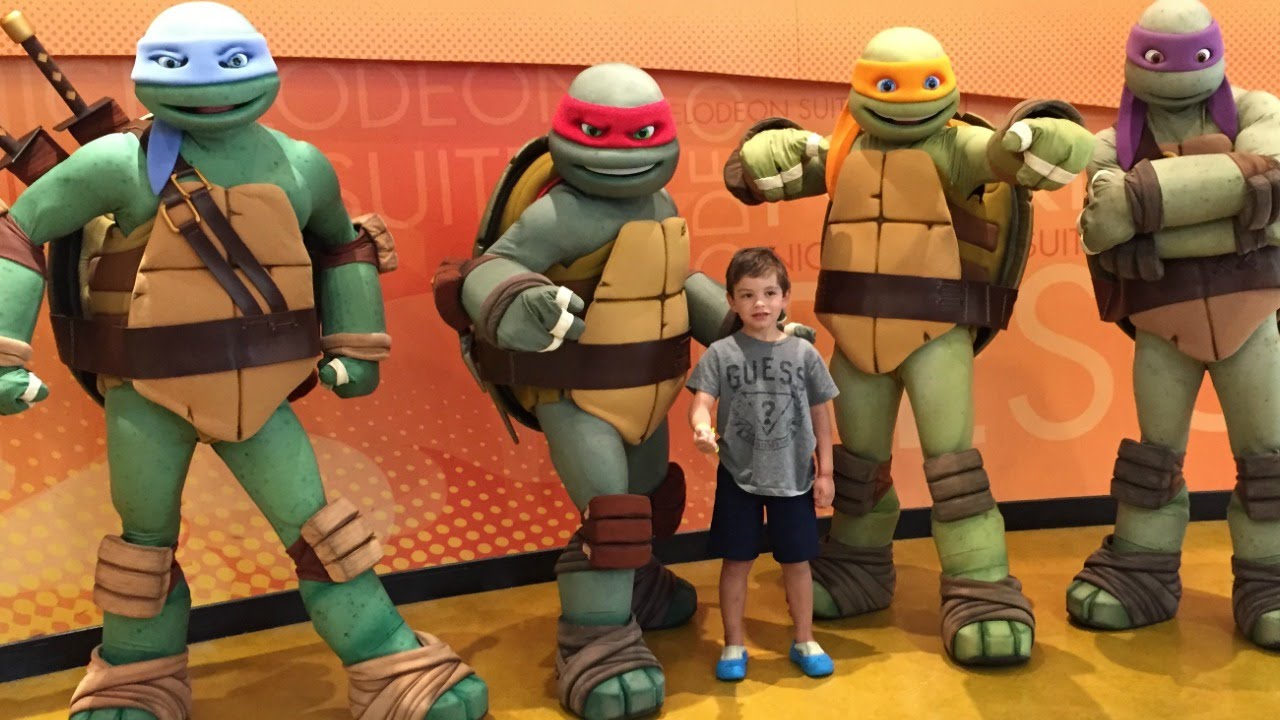 DINNER WITH NINJA TURTLES IN NICKELODEON HOTEL - YouTube