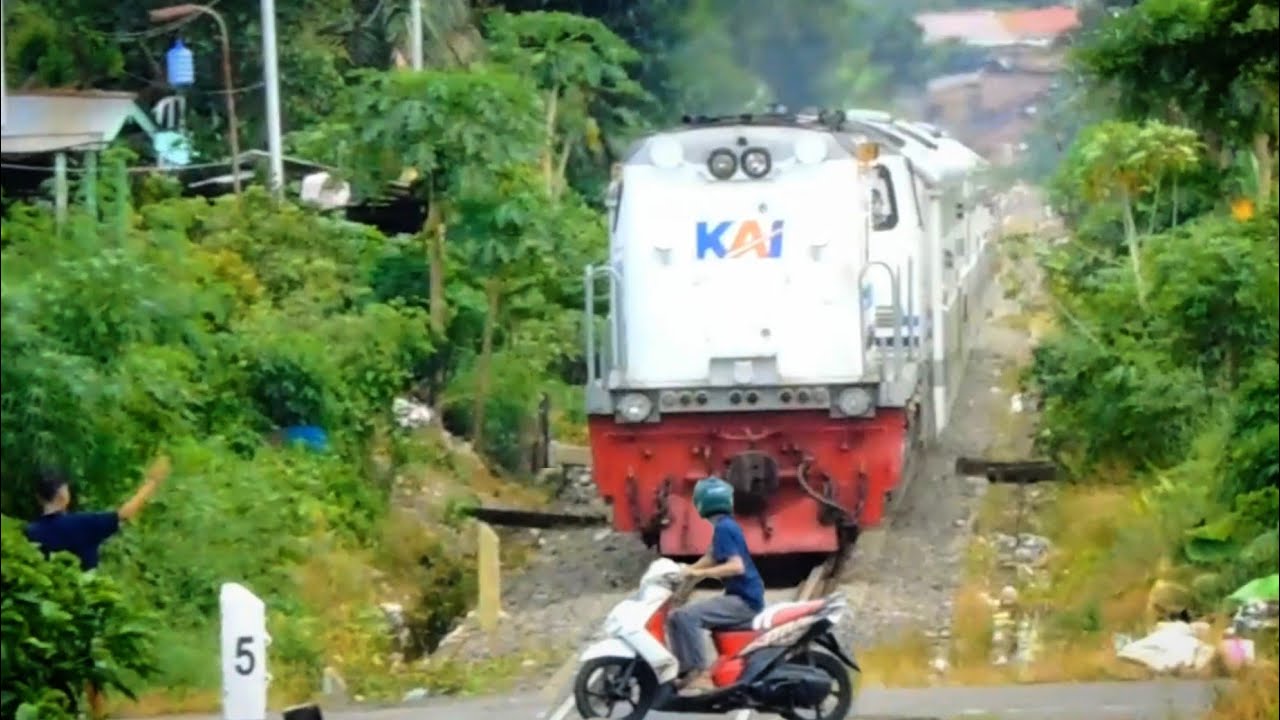 MELIHAT K3B0D0H4N WARGA KONOHA KETIKA MELEWATI PERLINTASAN KERETA API !! - YouTube