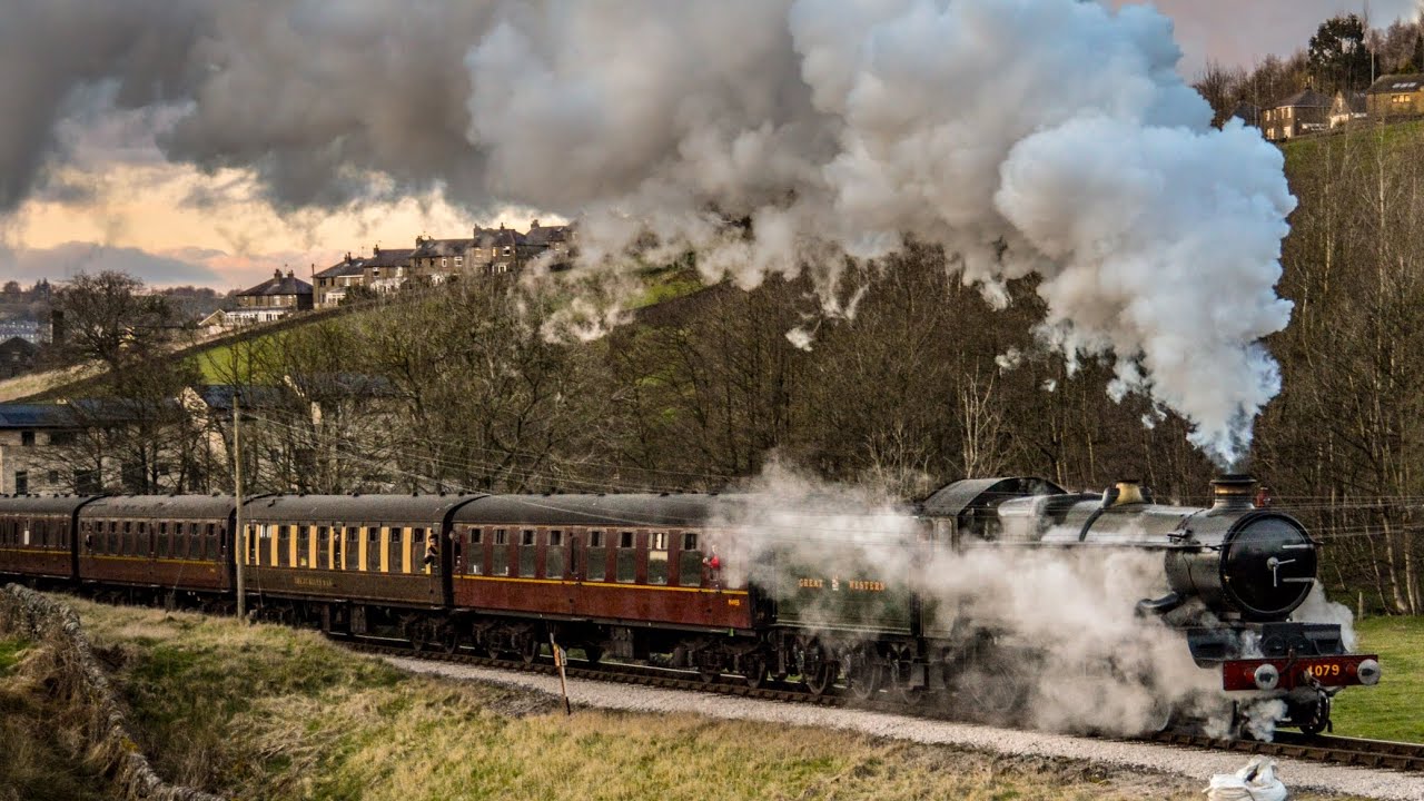 4079 'Pendennis Castle' erupts out of Haworth with tremendous sound ...