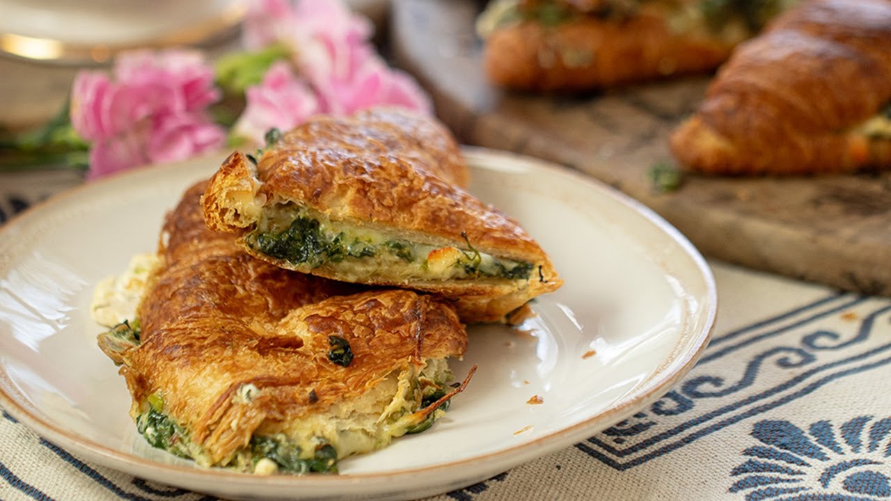 Spanakopita Filled Croissants (Spinach, feta, and lots of cheese) - YouTube