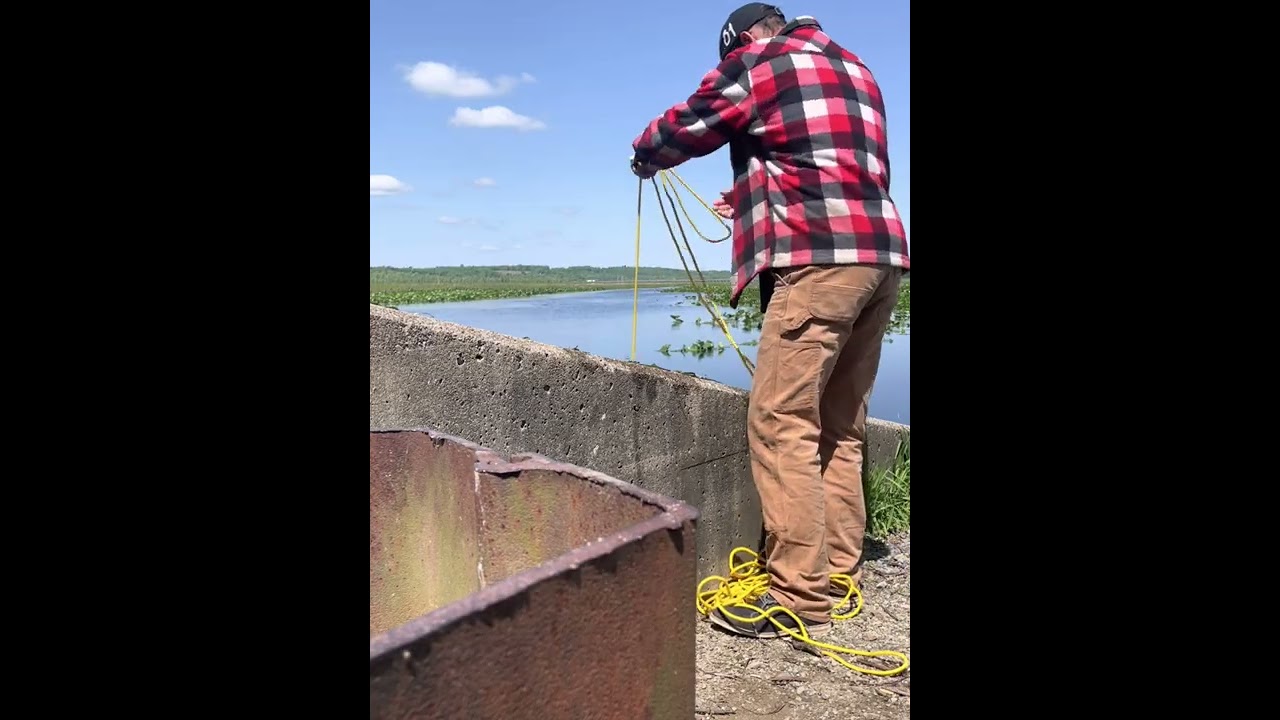 Magnet fishing Geneva Swamp - YouTube