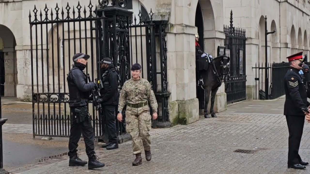 RESPECT! OFFICERS HANDLED THE SITUATION REALLY WELL! - YouTube