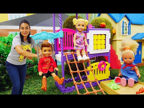 Spielspaß mit Valeria. Barbies Kinder auf dem Spielplatz. Puppenvideo für Kinder auf Deutsch