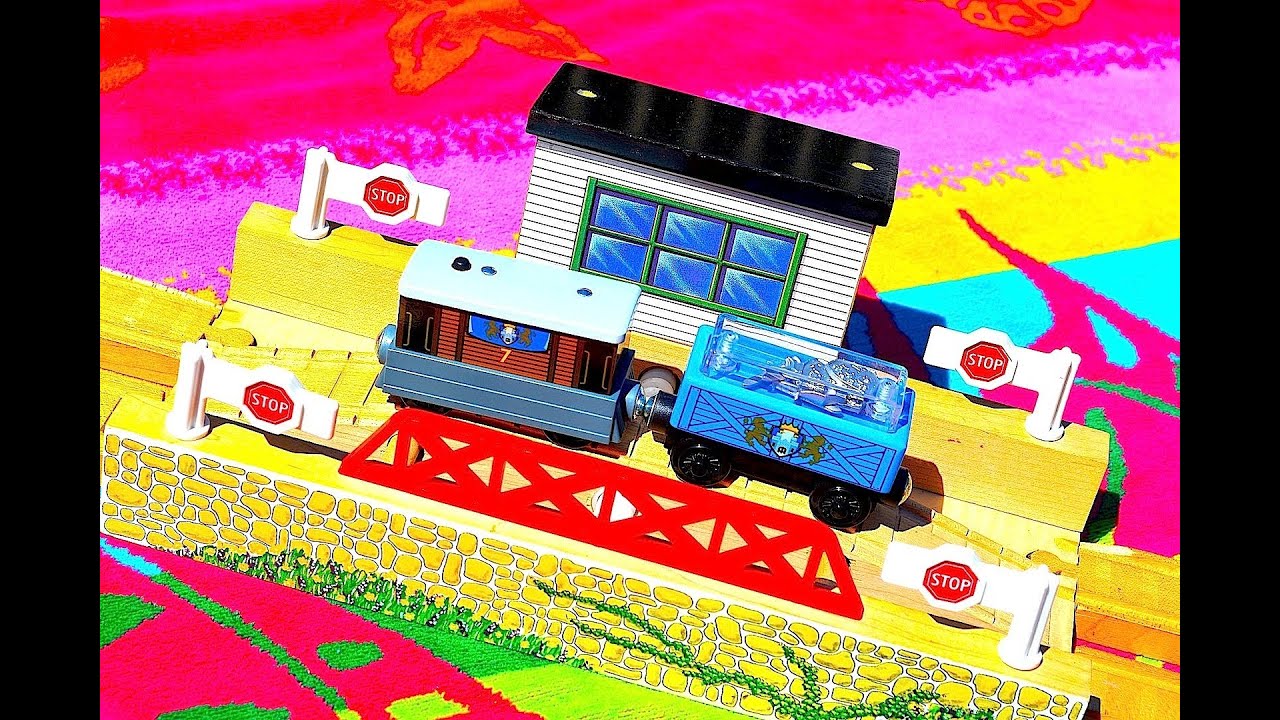 Thomas The Tank Engine & Friends - Transfer Table Destination - Wooden ...