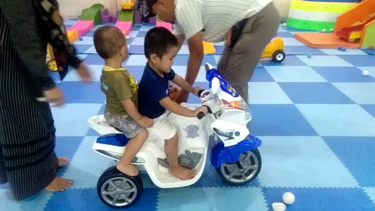 Original Main bola balap motor plorotan(5) - YouTube