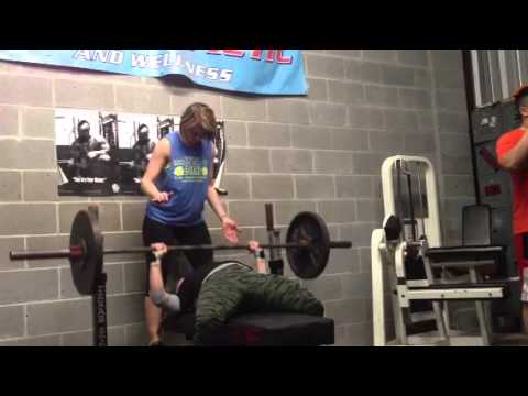 Female powerlifter bench press 140lbs for 8 - YouTube