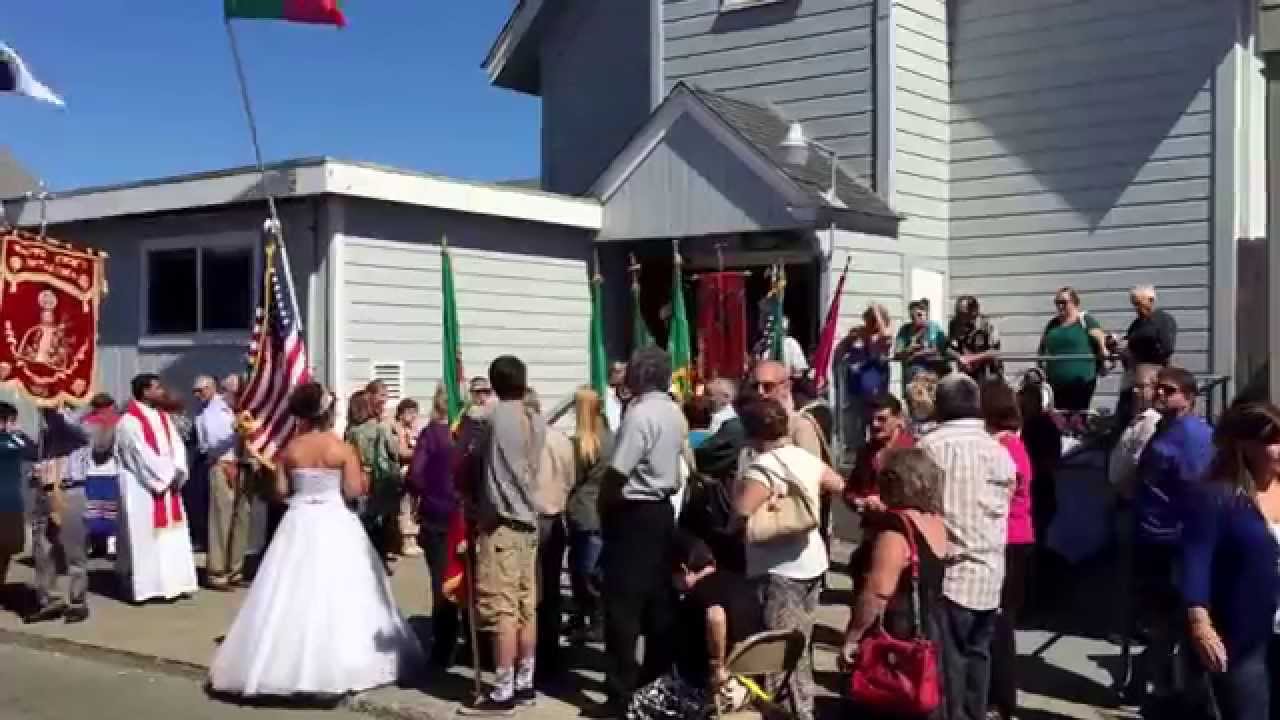 2015 Festa Parade arrives back at the Portuguese Hall in Fort Bragg ...