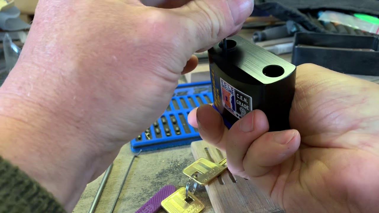 (63) Federal lock 730 padlock picked & gutted. - YouTube
