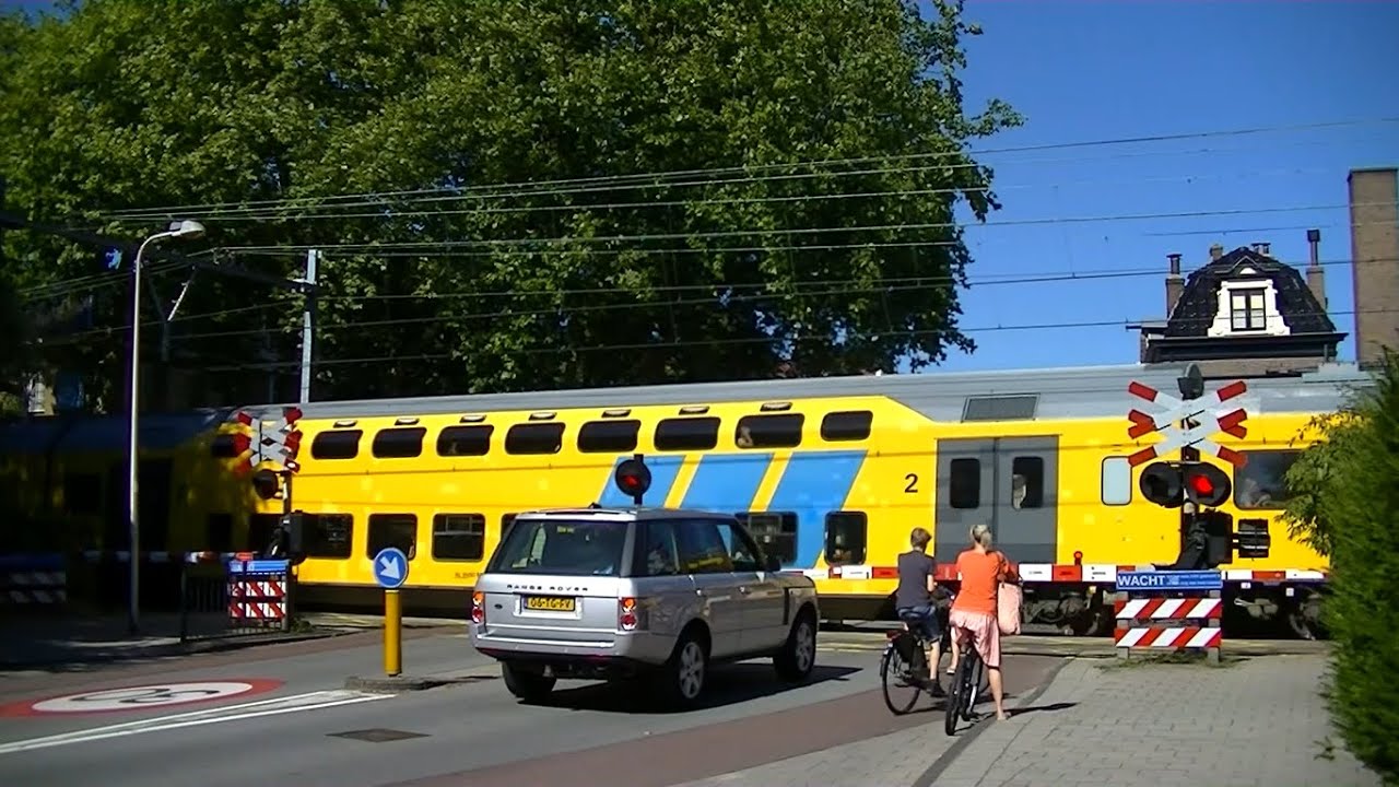 Spoorwegovergang Overveen // Dutch railroad crossing - YouTube