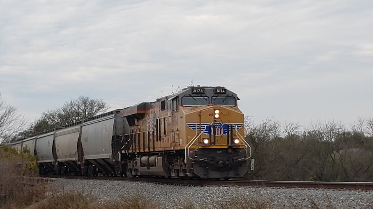 2 trains in Taylor Texas 11/26/21 - YouTube