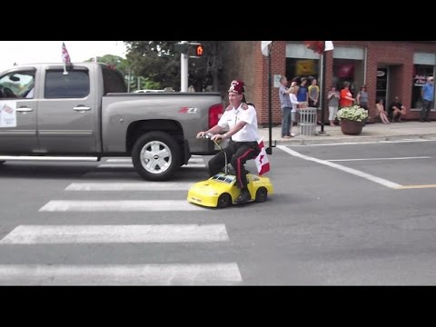 shriners in parade big boys driving tiny cars in parade. - YouTube