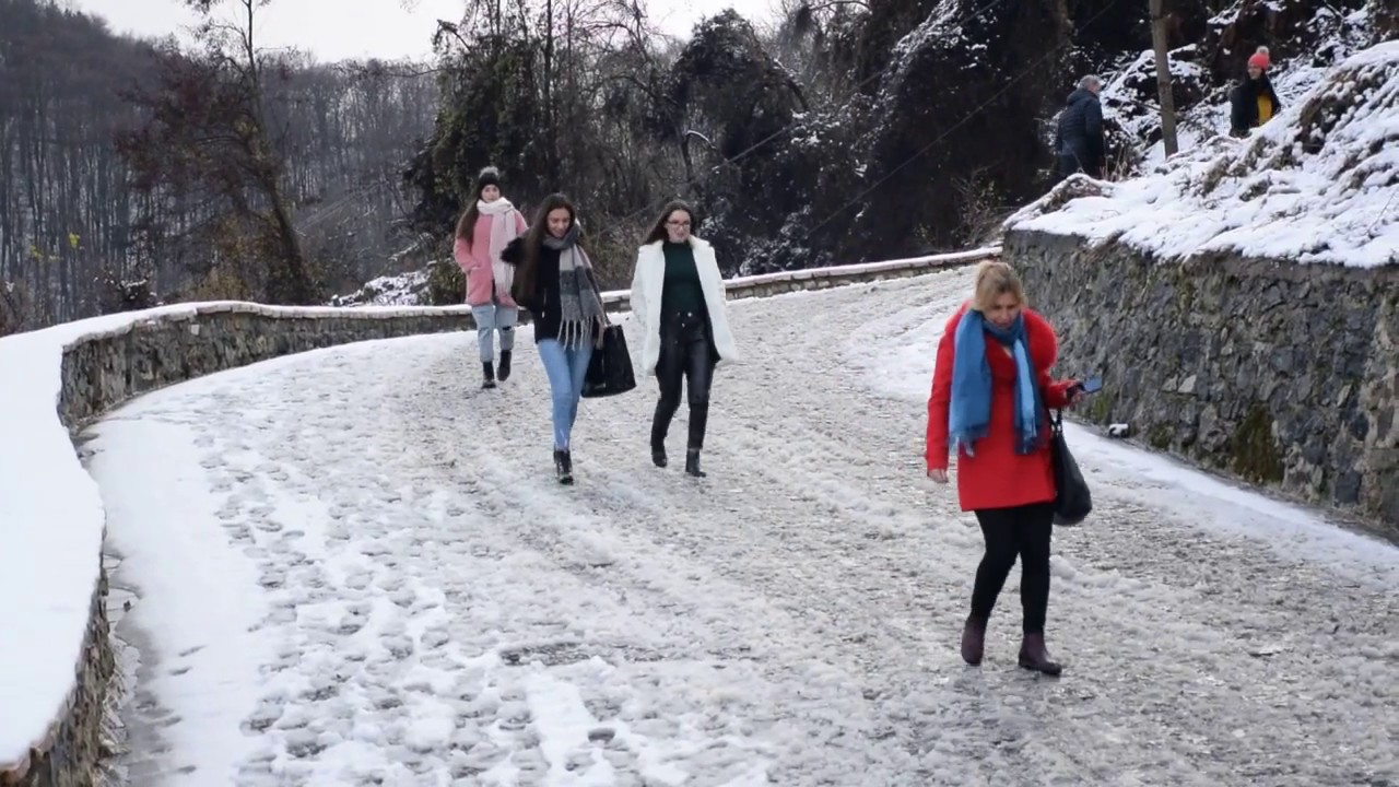 Fundjava në Dardhë, fshati malor mbulohet nga dëbora e parë - YouTube