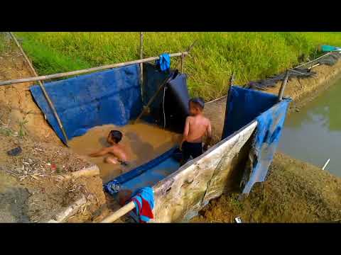 Bocah nyari Ikan di sawah sambil mandi !!! 😄