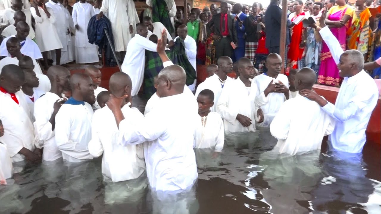 Umubatizo wo mu mazi menshi//Église de Pentecôte de Kiremba - YouTube