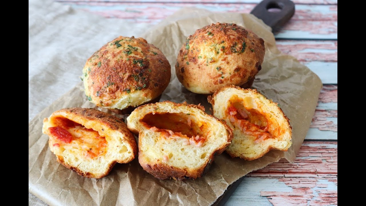 Lækre Hvidløgsbrød Pizza Muffins - Madpakke Idé - One Kitchen DK - YouTube