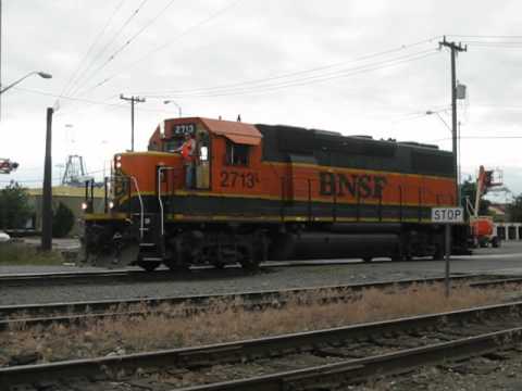 BNSF # 2713 blast horn @ Seattle, WA Intermodal Yard crossing, 7/17/2012 - YouTube