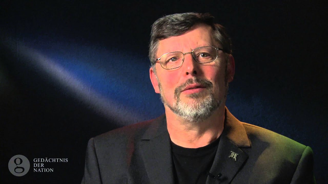 Martin Ackermann: In 24 Stunden aus dem Land - YouTube