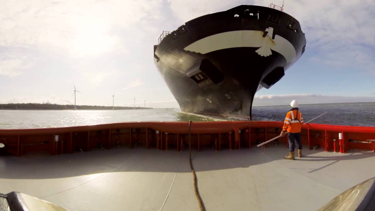 Tug boat assisting huge container ship - 360º Experience - YouTube