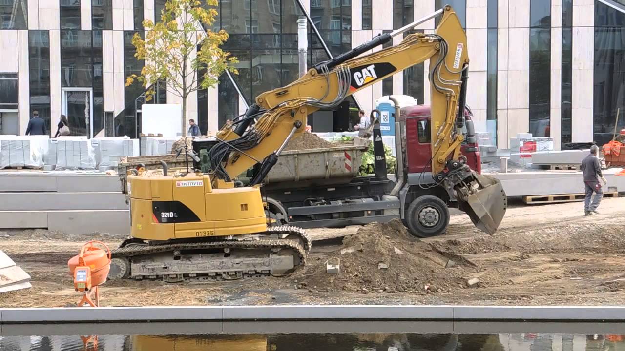 Bagger CAT 321 DL CR befüllt Container auf LKW - YouTube