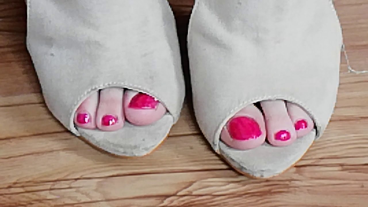 Close up toe tapping in open toe shoes - YouTube