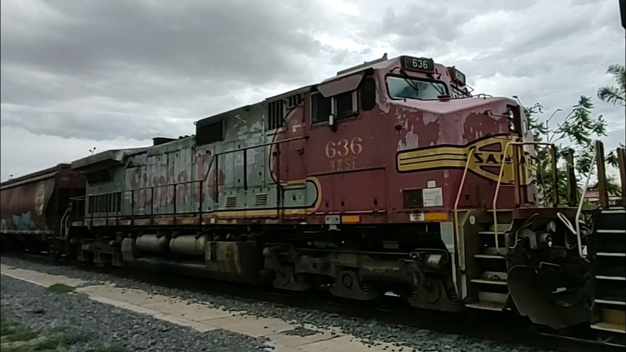 Una Fantástica Warbonnet De Santa Fe Dash 9 44cw En Un Granelero De