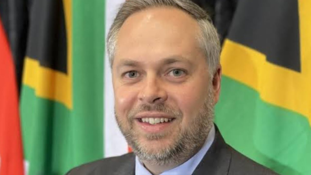 Home Affairs Arresting Treasonist at DHA - GOOD! - YouTube