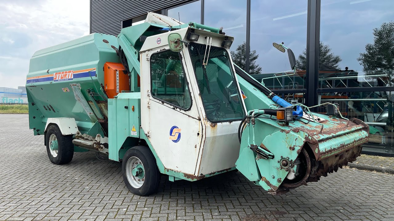 Zelfrijdende voermengwagen Storti Bulldog | capacieteit 12 m3 - YouTube