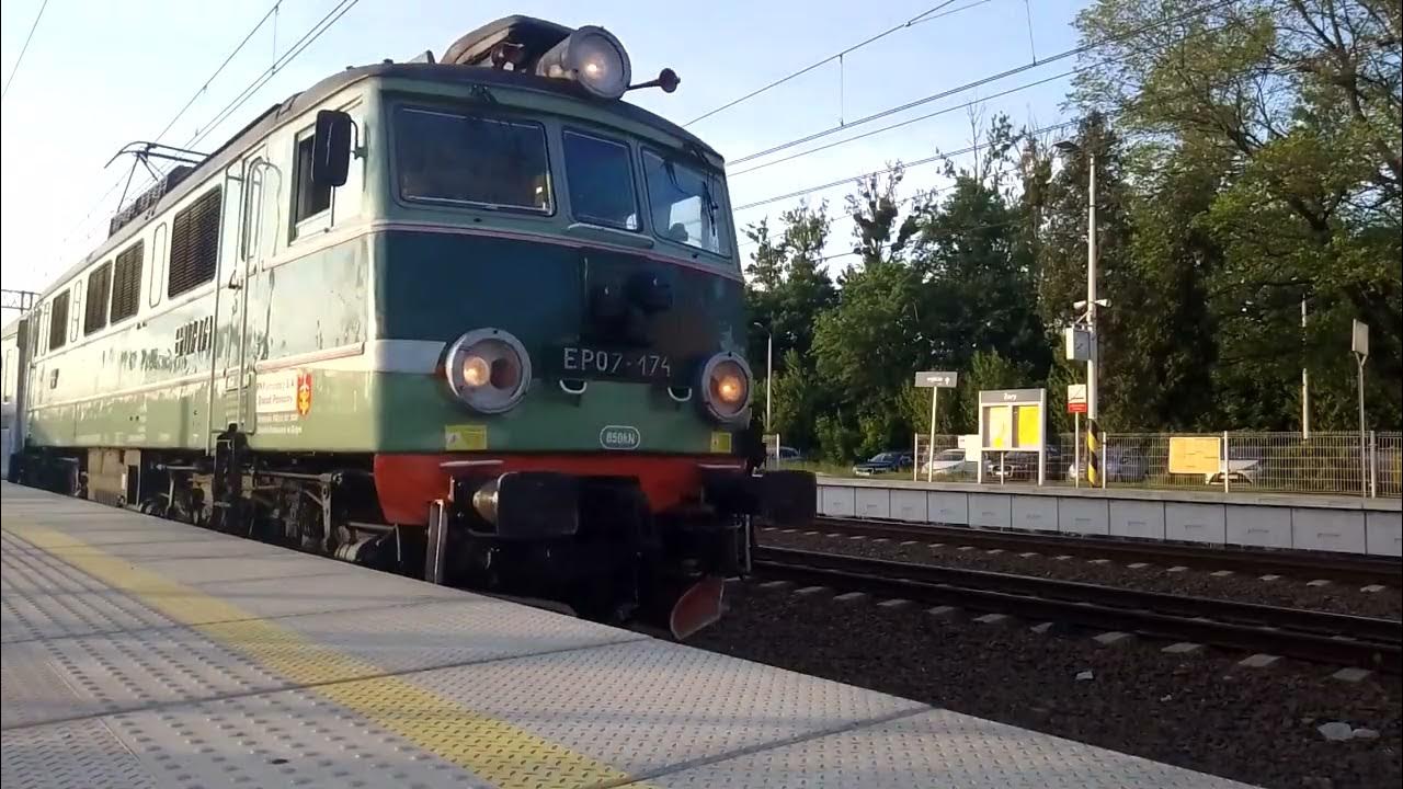 Rarytas!!! Odjazd EP07-174 (Siódemka) Szpinak z IC Szyndzielnia z stacji Żory | RP1 - YouTube