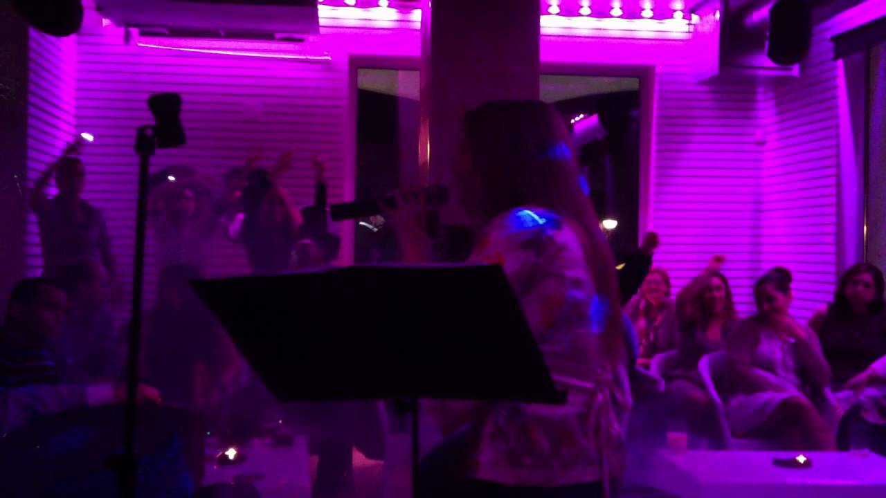 Lucía Vena en una de sus actuaciones en el Pub Amarillo Limón - YouTube