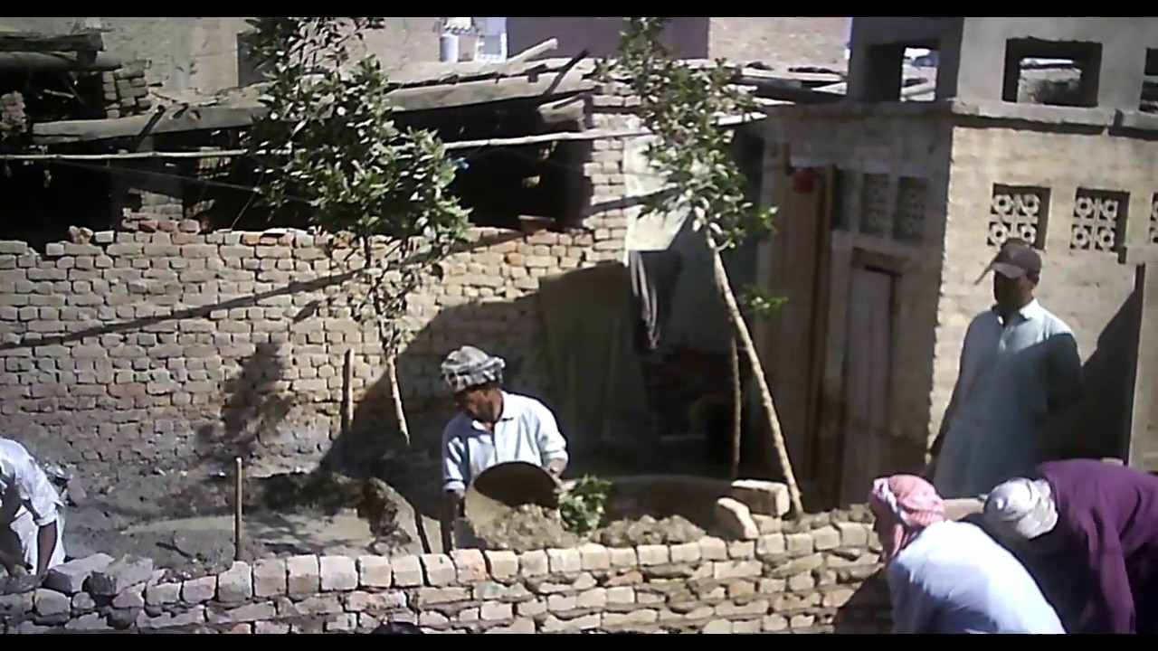 Sindhi workers making a wall at Moro Sindh - YouTube