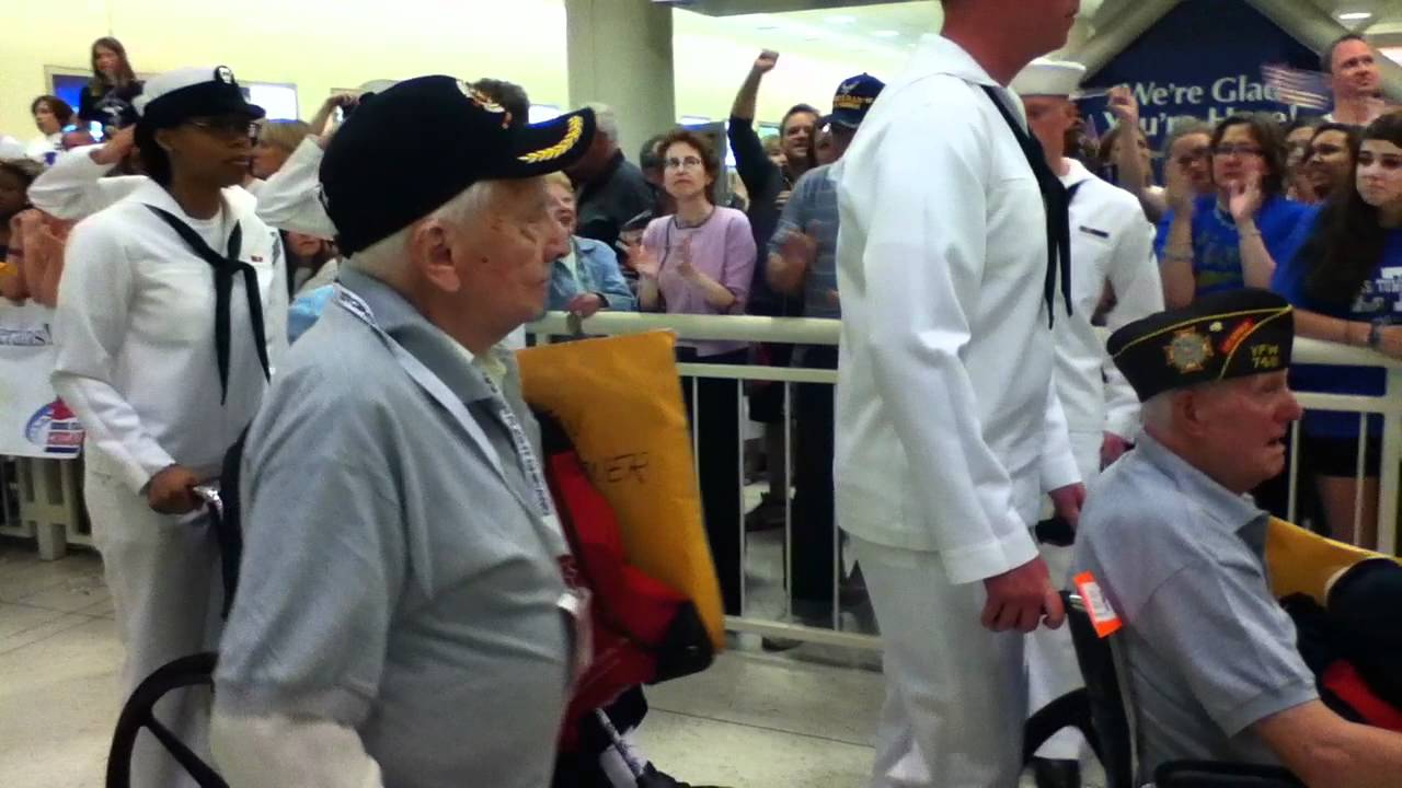 Honor Flight welcome home at Midway Airport - YouTube