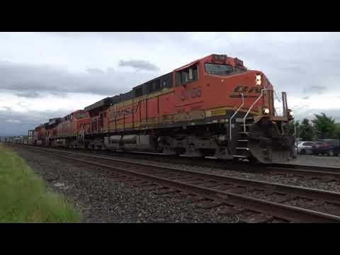 (Southbound) BNSF Baretable Train passes through the 7TH Street Railroad Crossing. - YouTube