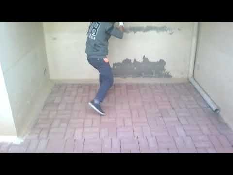 Suriyeli mülteci ceketi ters giyerek dans ediyor