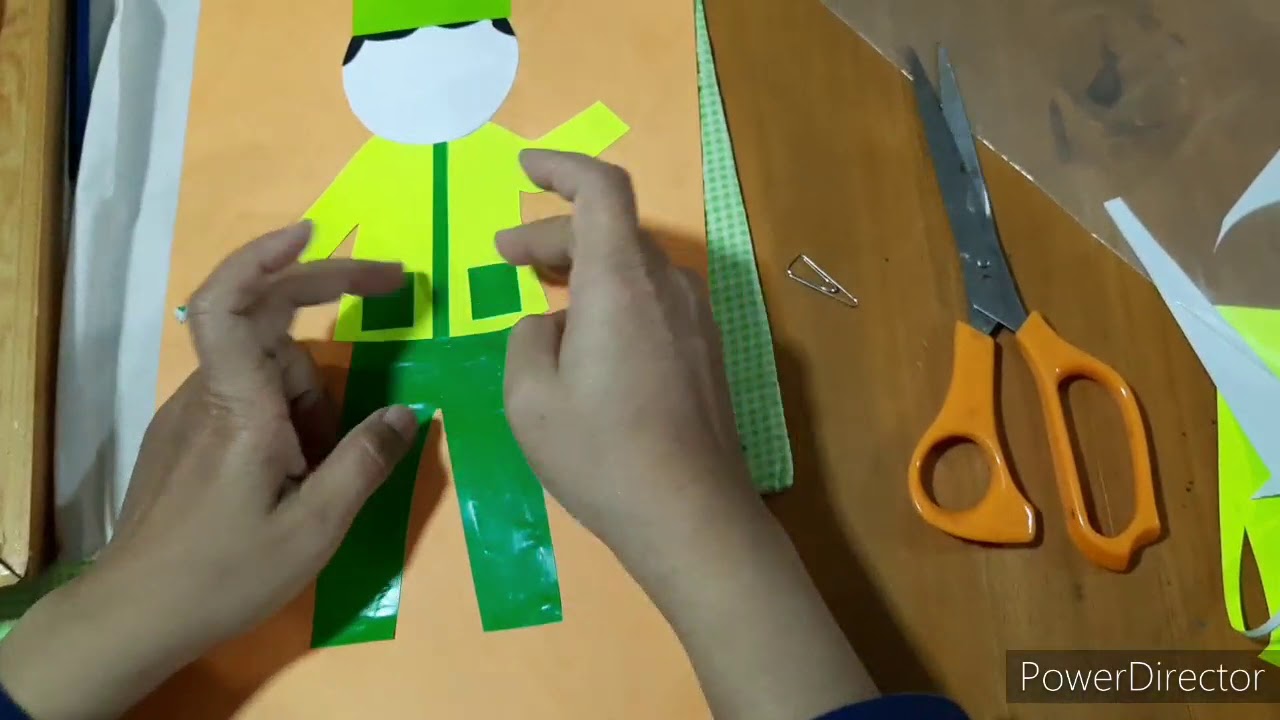 Menggunting dan menempel pola origami menjadi bentuk sesuai jenis ...