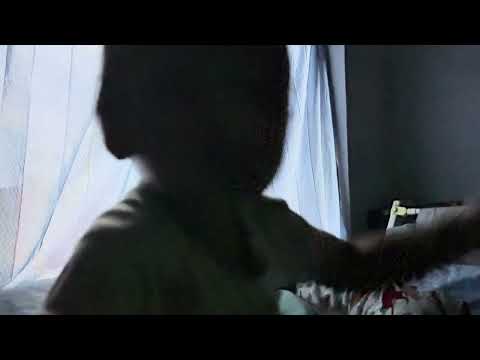 Adek gangguin kakak tidur