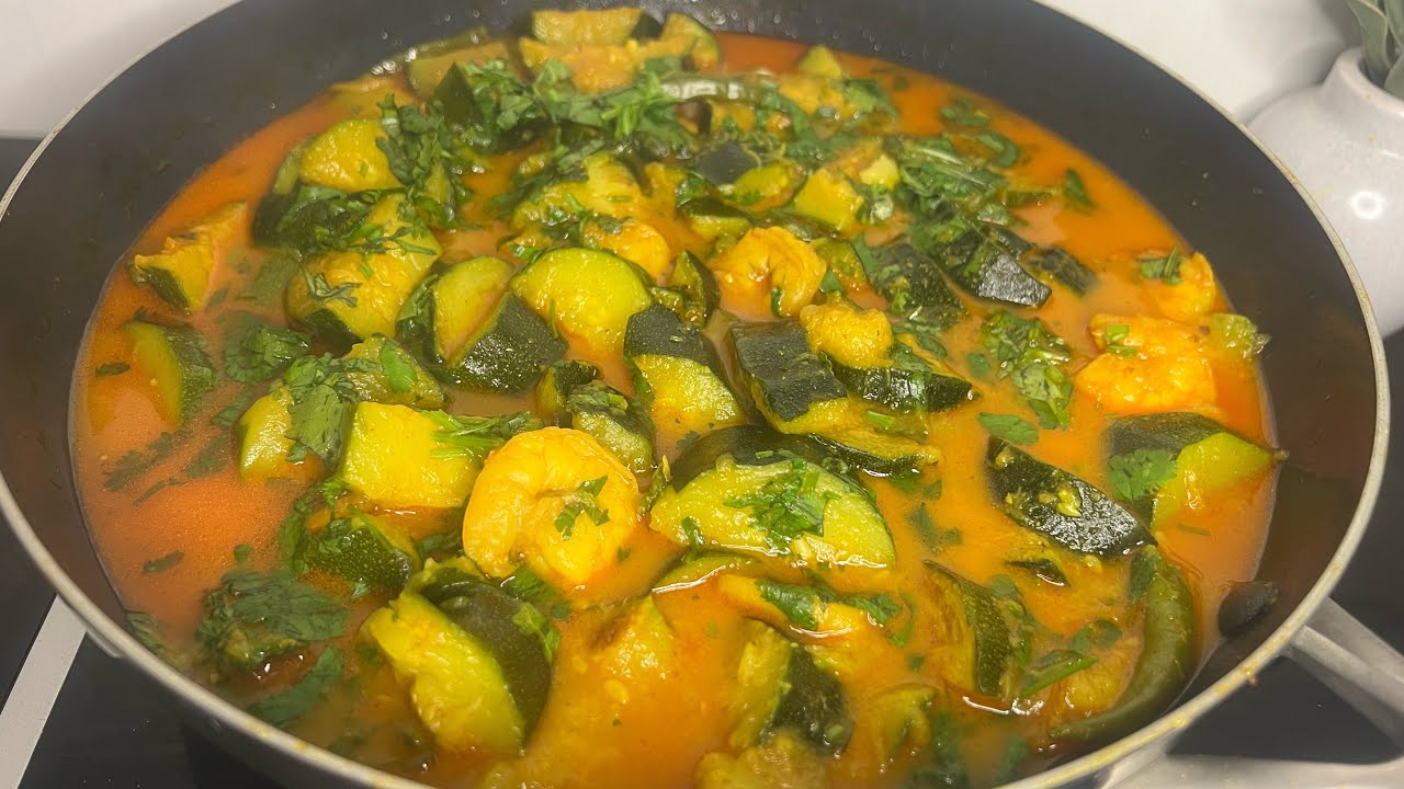 Courgette and prawn curry recipe 😋 - YouTube