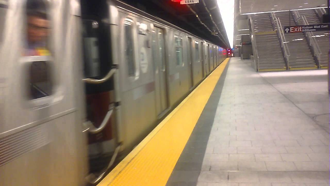 A MTA IRT 7 Flushing Line Arrives In Station At 34TH Street Hudson ...