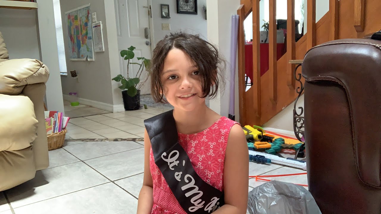 Aubrie Makes her Goodie Bags - YouTube