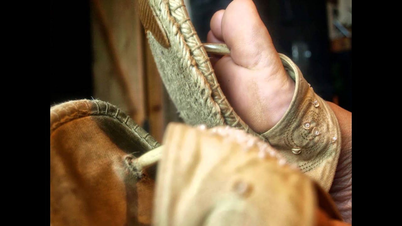 women smelli slippers and legs - YouTube