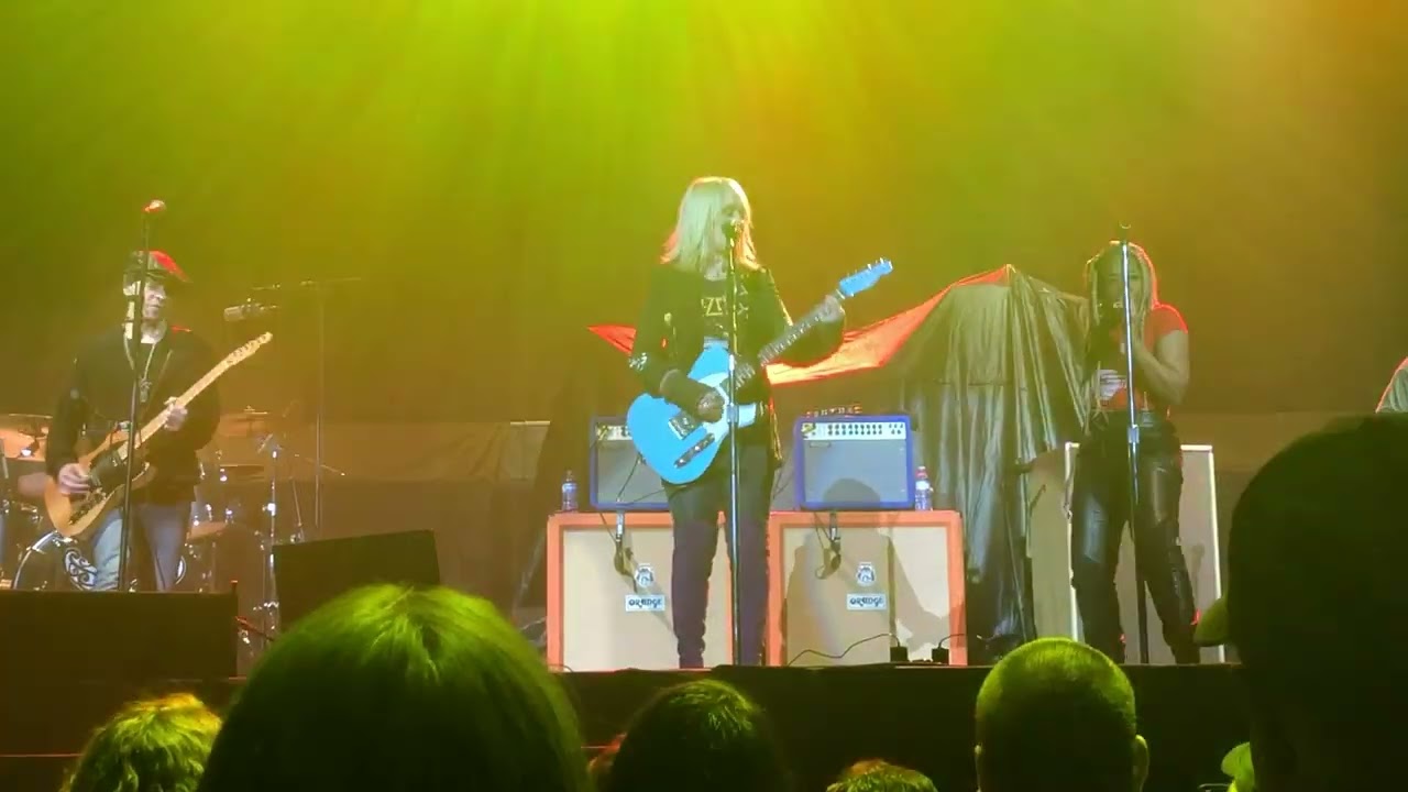 Nancy Wilson Band - Kick it Out - YouTube
