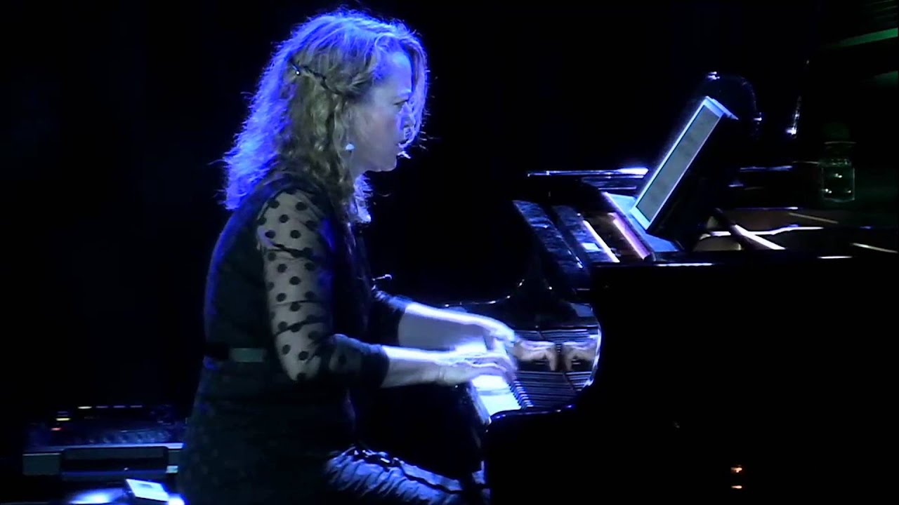 Kate Moore "Sliabh Beagh" Lisa Moore piano and voice - YouTube