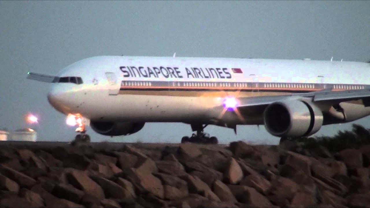 Singapore Airlines Boeing B777-300 [9V-SYJ] Night Landing 34L Sydney ...