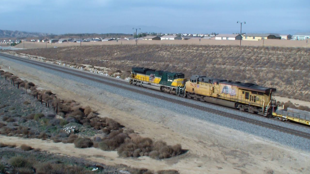 UP MOW Shuttle Train. - YouTube